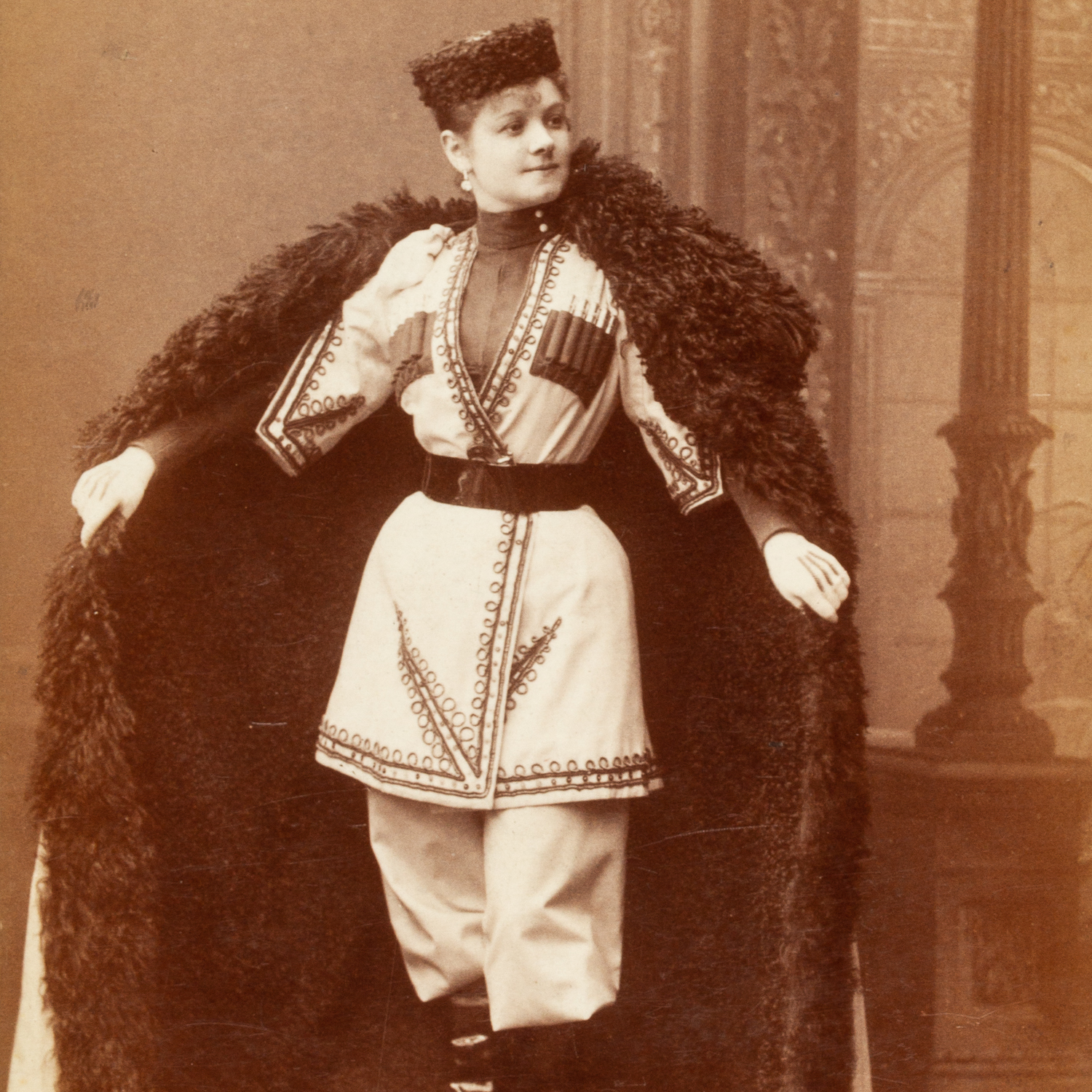 Studio portrait of Ilka Pálmay, Hungarian opera singer and actress ...